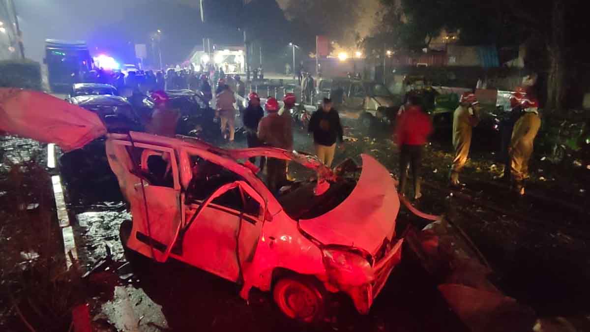 Delhi Blast: दिल्ली में ब्लास्ट, अब तक 8 की मौत, कई घायल, कई कारें जलकर खाक, चारों तरफ मची अफरा-तफरी